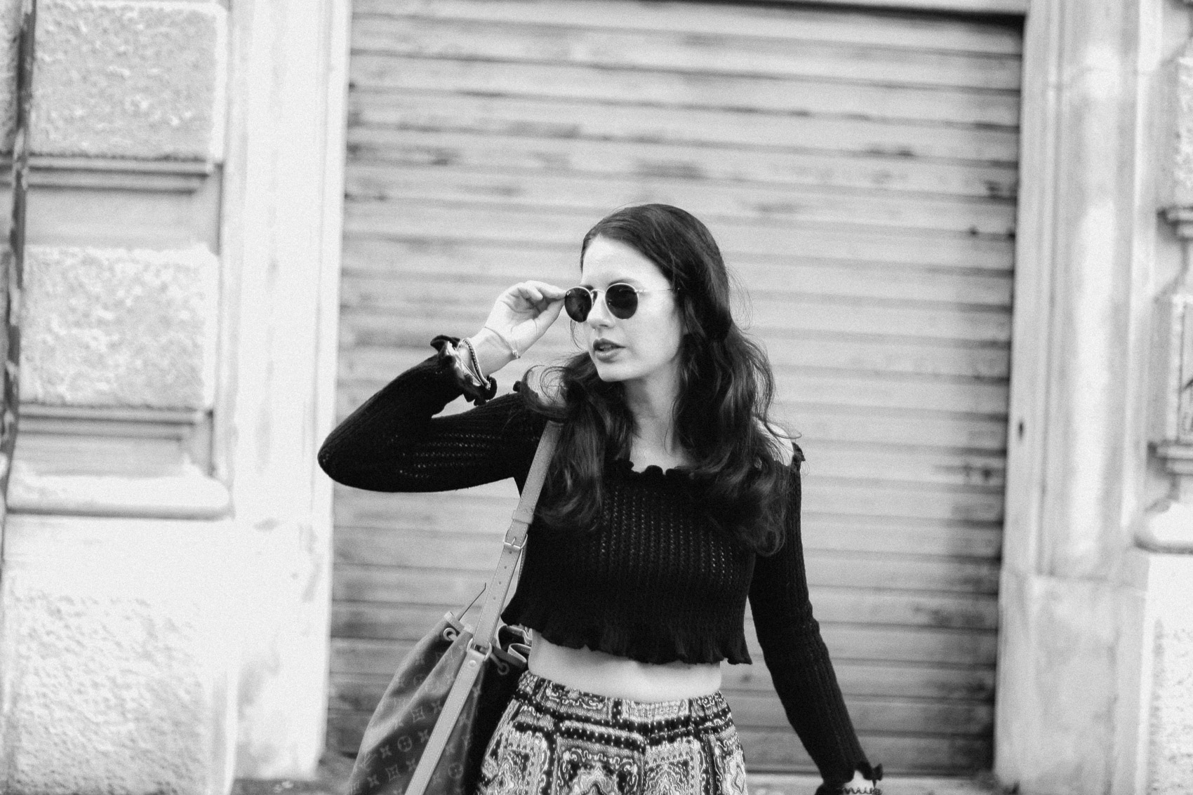 Blogging Photography: 5 Tricks on How To Pose Naturally - 35mminstyle